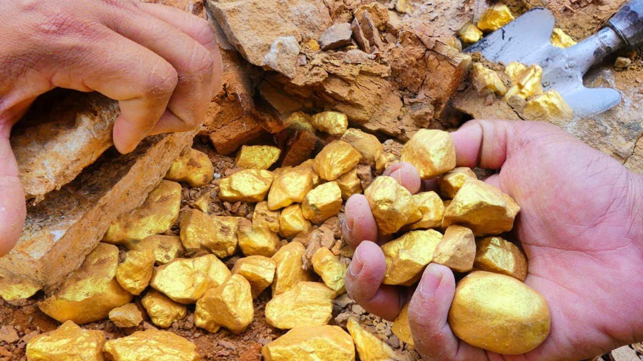 Unbelievable ! gold miner found a lot of gold treasure under stone ...