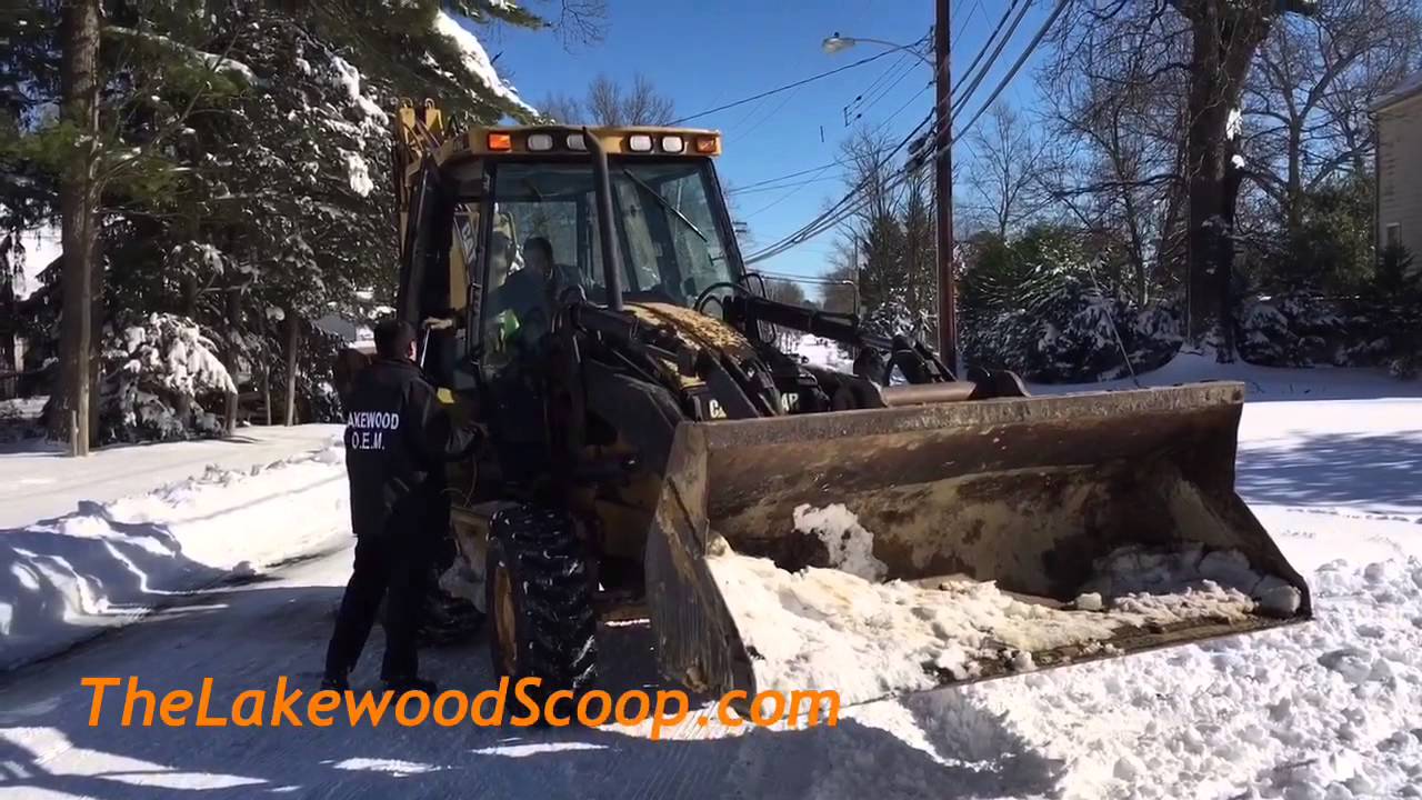 Mayor Menashe Miller directing private plows in Lakewood - YouTube