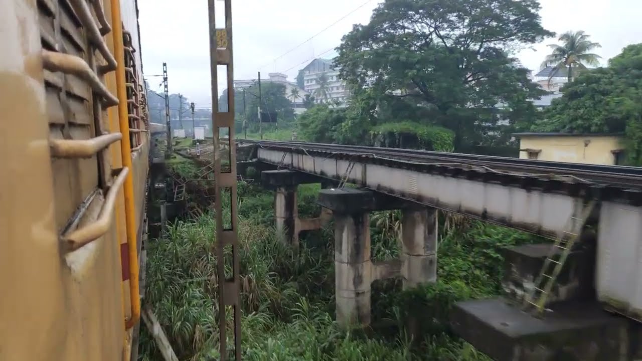 Punalur Express Crosses Periyar River & Arrives Aluva | Morning ...