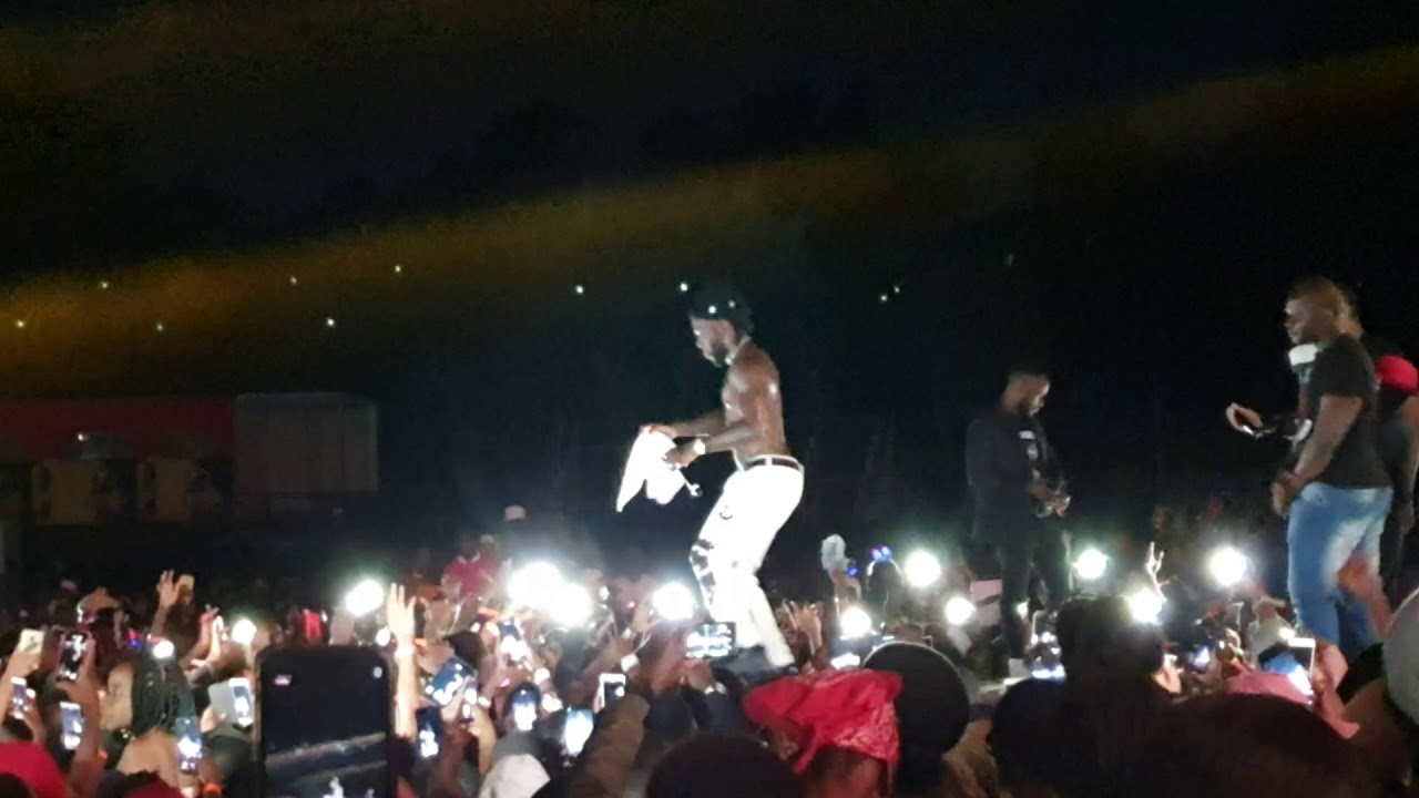 Burna boy performs Killin dem ft zlatan in Lusaka - YouTube