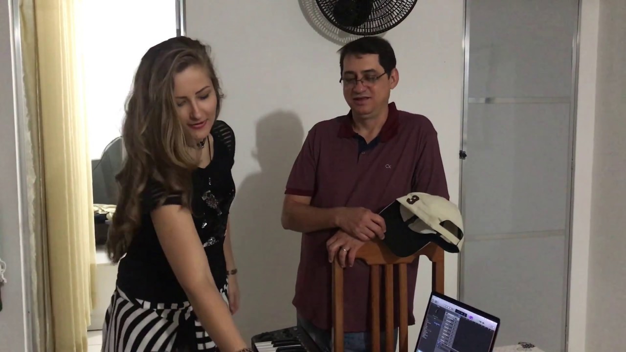 Veja como um sanfoneiro toca piano / Bia Socek - YouTube