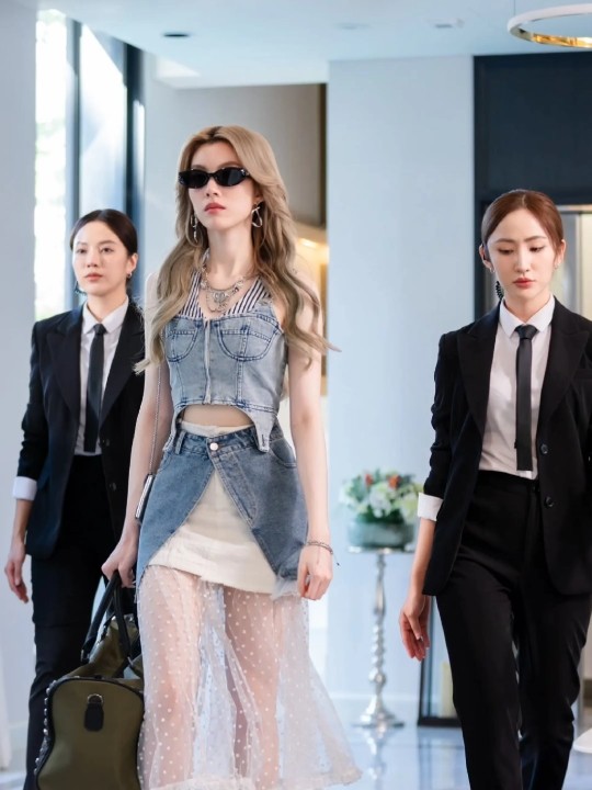 Ayla looks so cool and beautiful🤭No Tawan in sight and the travel bag ...