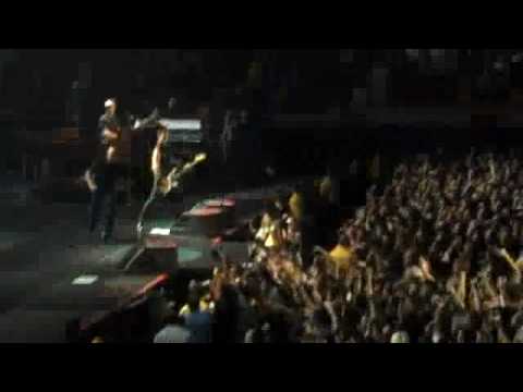 Green Day, Billie Joe jumps/falls into crowd,8-25-09 - YouTube