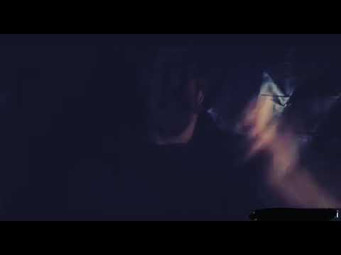 Sigara yaktıran adam