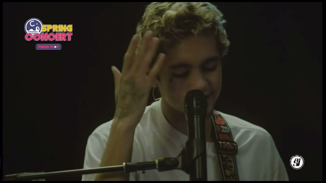 4 minutes of dominic fike practicing his unofficial career in stand up ...