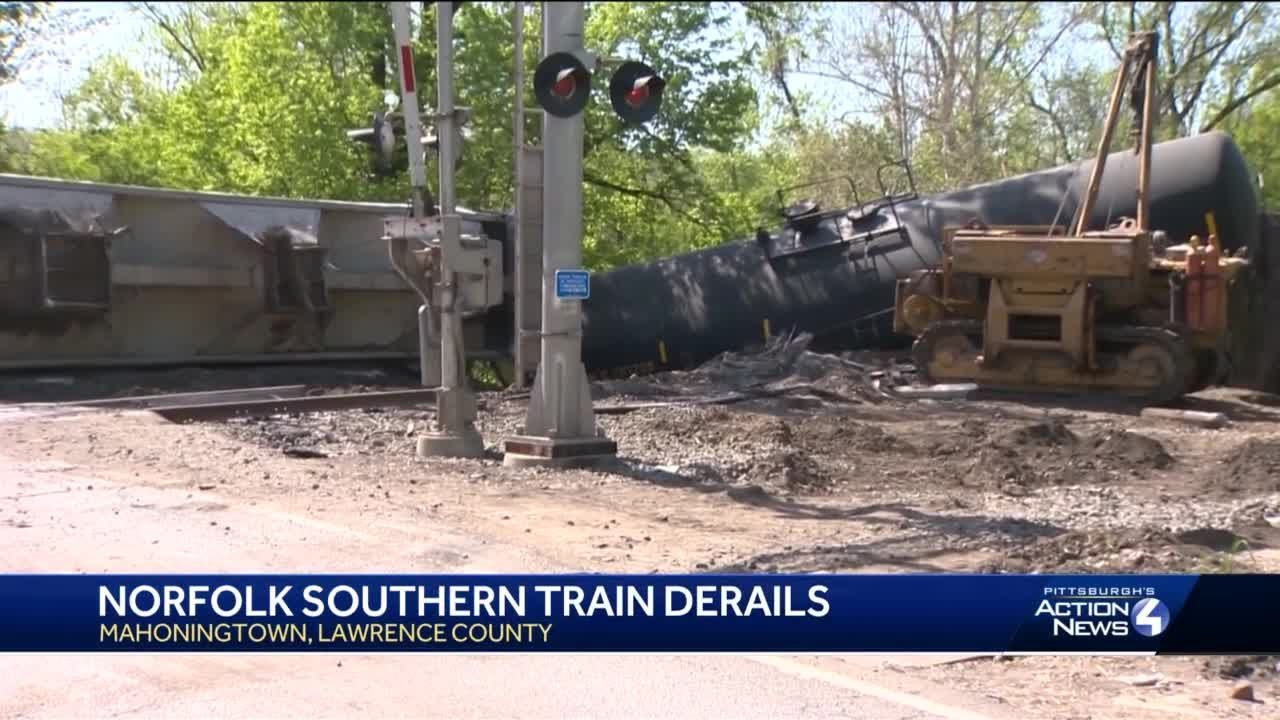 Norfolk Southern train derails in New Castle, Pennsylvania - YouTube