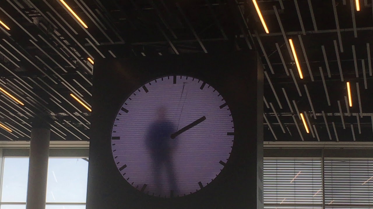 Human clock at Amsterdam Schiphol Airport - YouTube