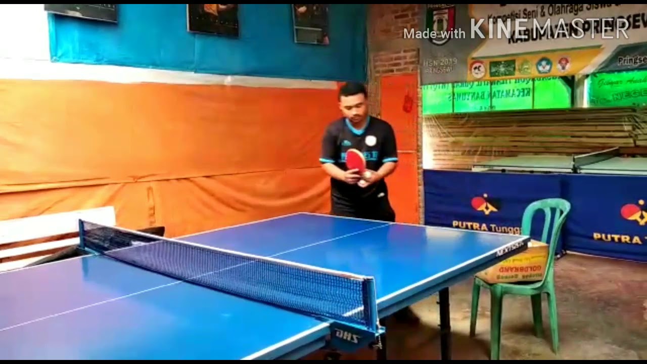 Gerakan servis Forehand dan Backhand menggunakan bet dan bola di meja ...