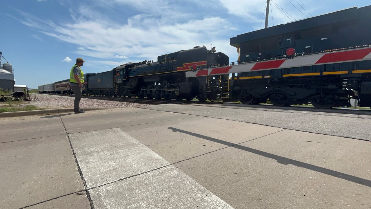 IAIS 519 and 6988 depart Brooklyn - YouTube