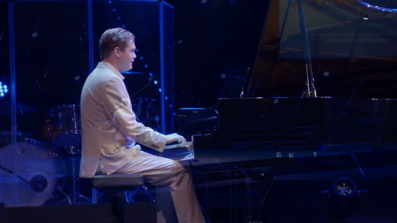 Max Sanford plays The Lion Sleeps Tonight - YouTube