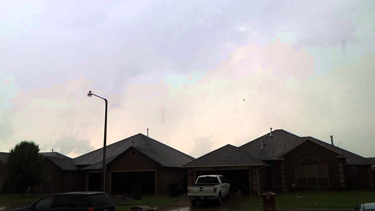 Debris falling from sky after the 2013 tornado - YouTube