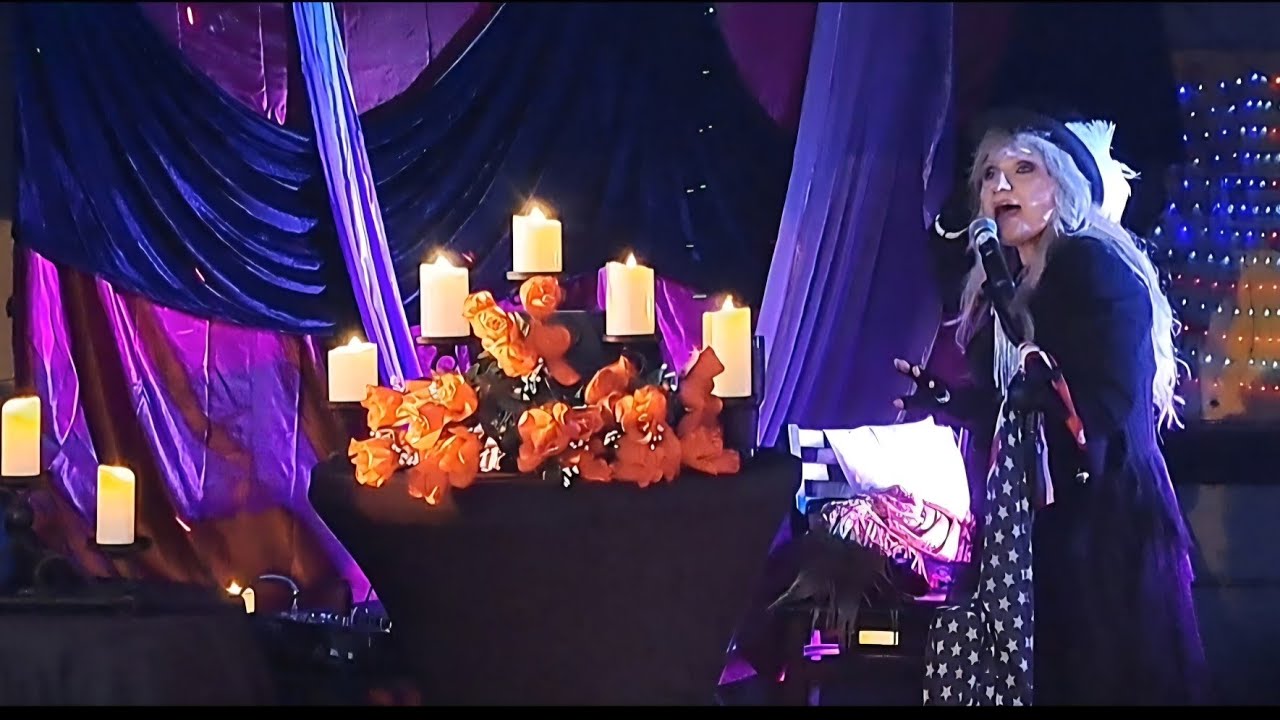 JACKIE JOYCE performing "Rhiannon" by Fleetwood Mac @GrayManorInn 11/22 ...
