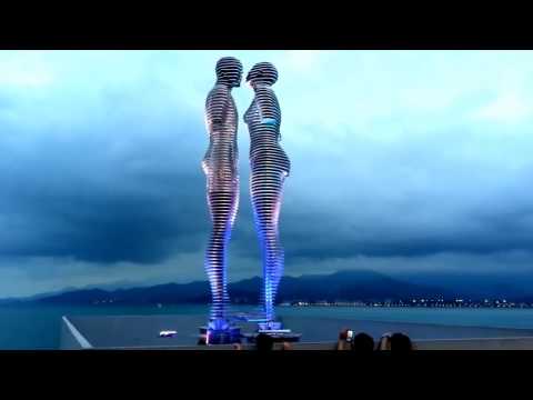 Le enormi statue in movimento di \