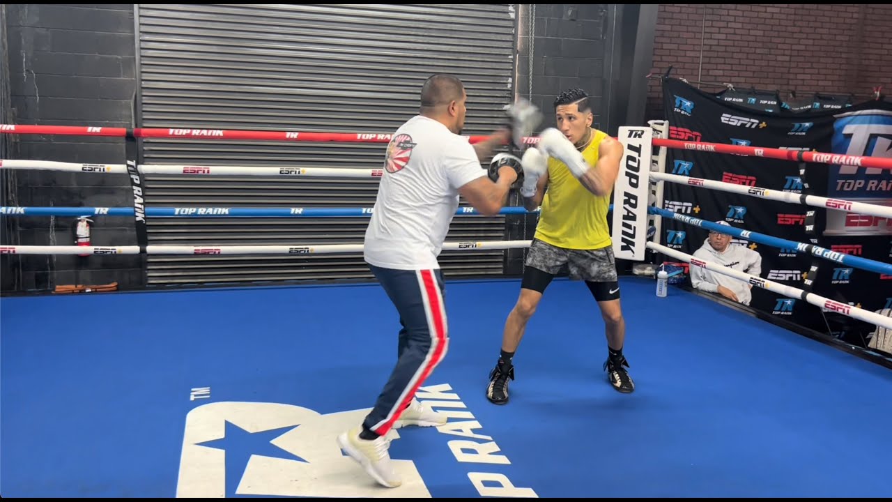 FERNANDO VARGAS SR & JR EXECUTE HAND PAD DRILL AT TOP RANK GYM IN LAS ...