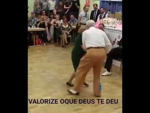 Gente olhem esse vei dançando
