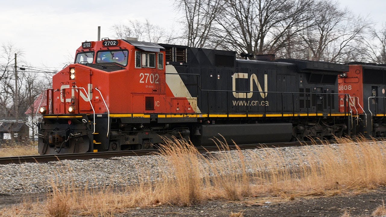 IC C44-9W 2702 Leads CN Train M39671 - YouTube