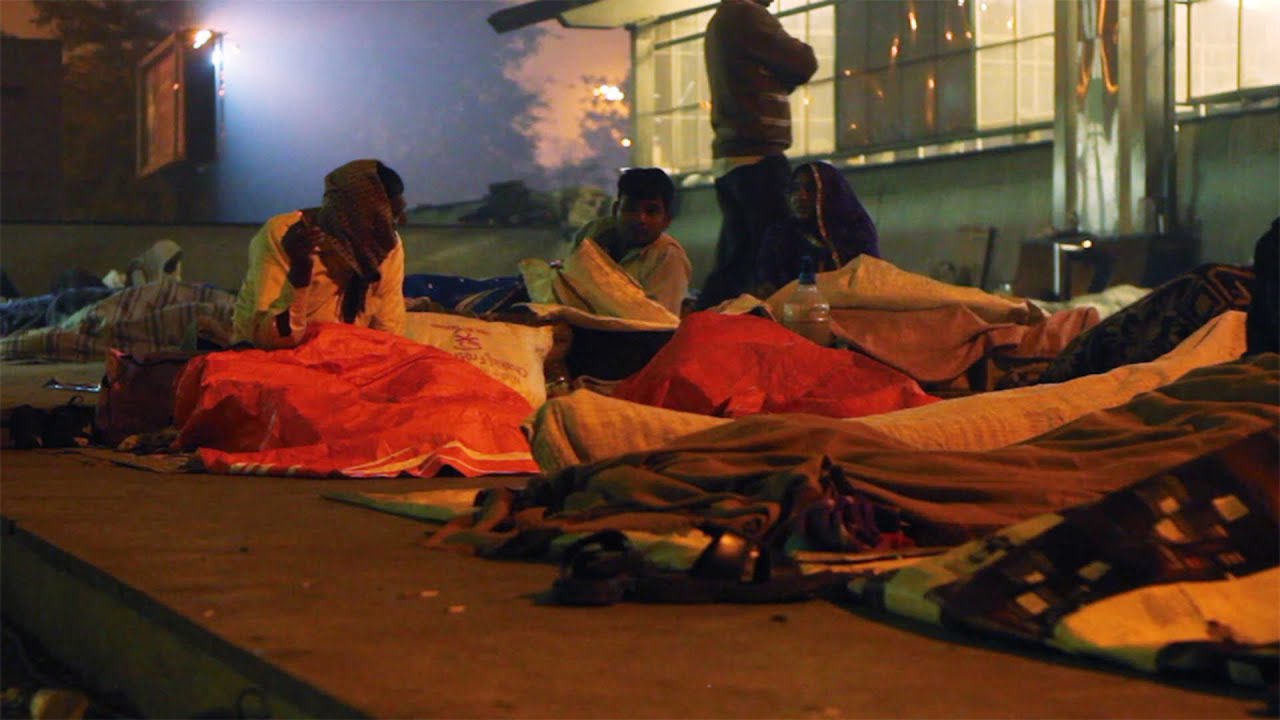 India’s Homeless Suffering In Winter Conditions - YouTube