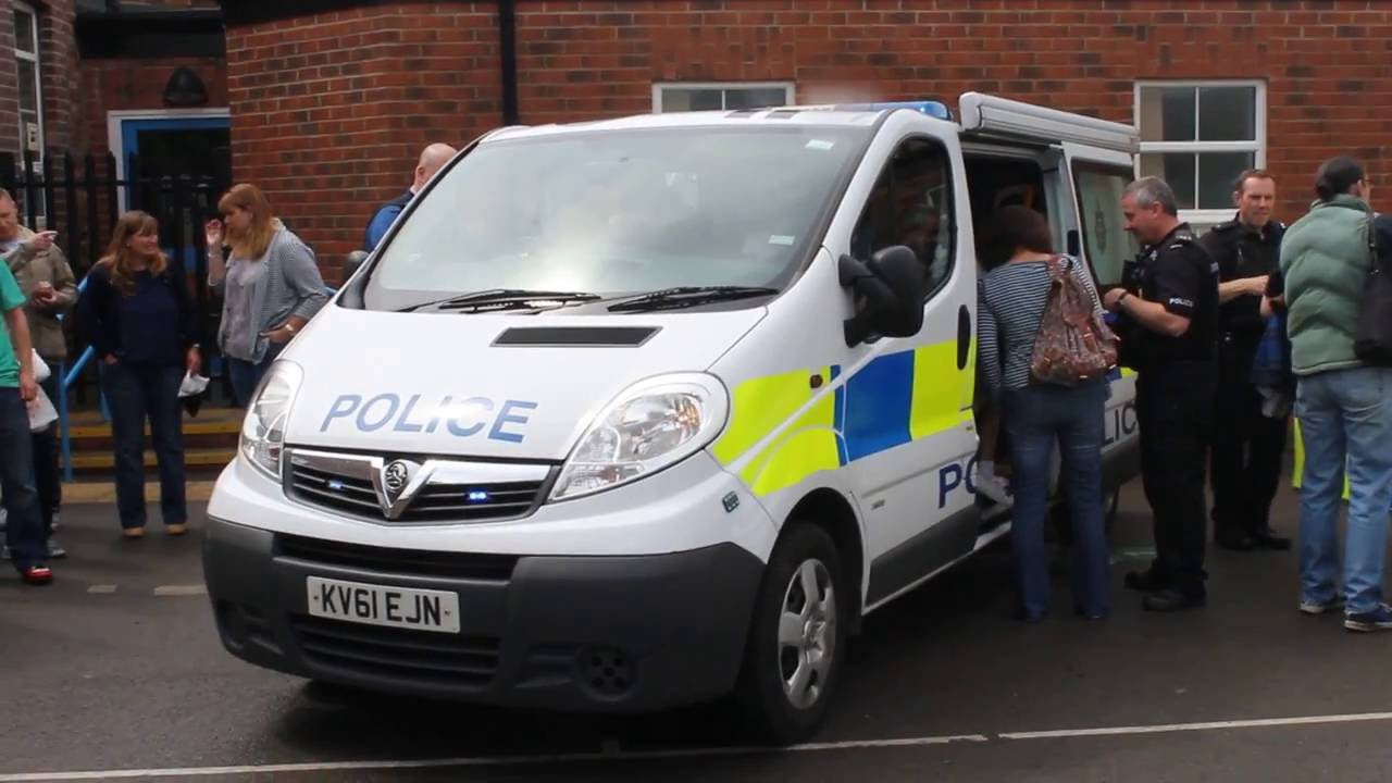 Durham constabulary, Vauxhall vivaro, mobile office siren demo - YouTube