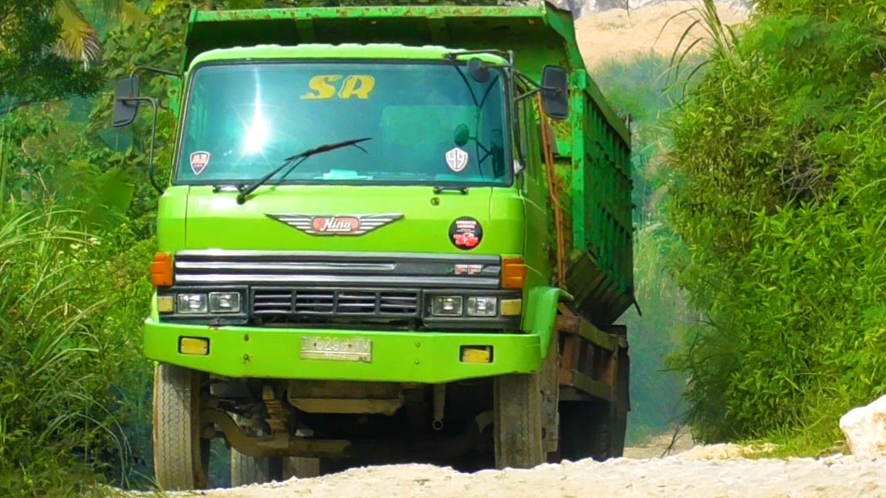 The Struggle Of The Old Hino Truck Conquer The Incline - YouTube