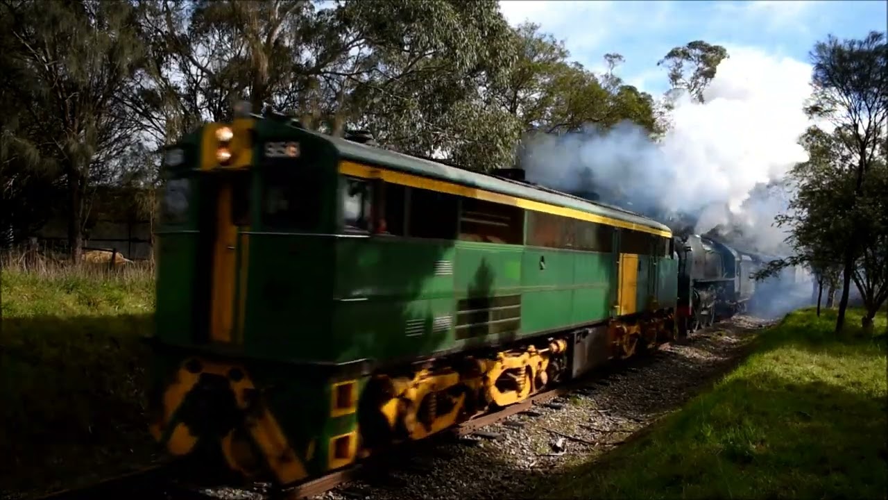 SteamRanger Heritage Railway Diesel Locomotive 958 A end and B end ...