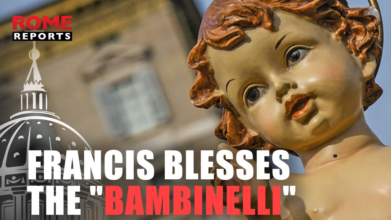 Pope Francis blesses the "bambinelli" - YouTube