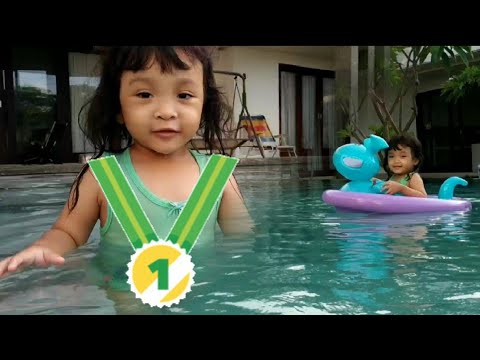 Belajar Berenang sama Mama di Kolam Renang Rumah | tips anak balita berani berenang | Baby swimming
