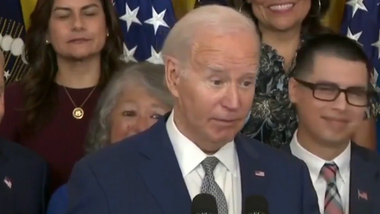 Joe Biden ‘short circuits’ during latest gaffe - YouTube