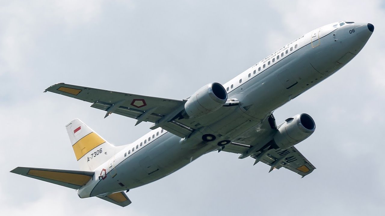 Pesawat VIP TNI-AU Boeing 737-4U3 A-7306 Milik Skadron Udara 17 - YouTube