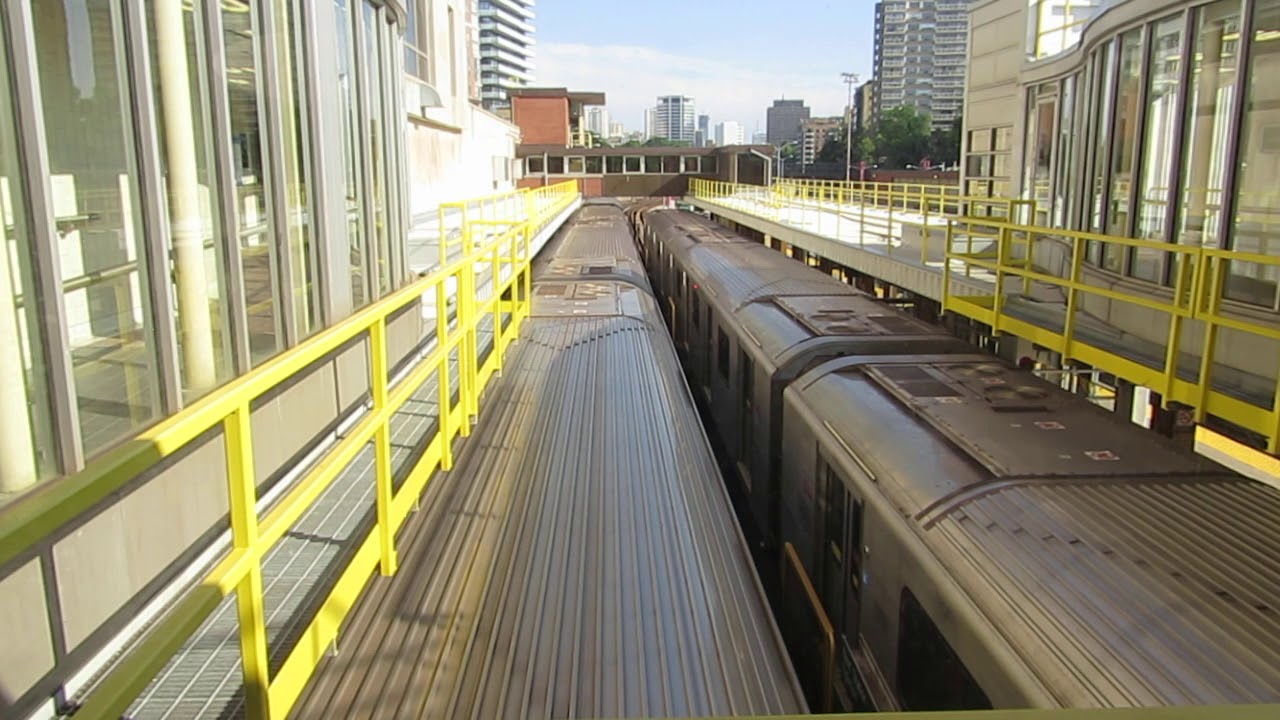 TTC subway trains in Davisville Station, Toronto - YouTube