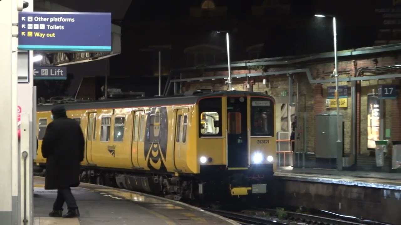 Network Rail 313121 at Clapham Junction - YouTube