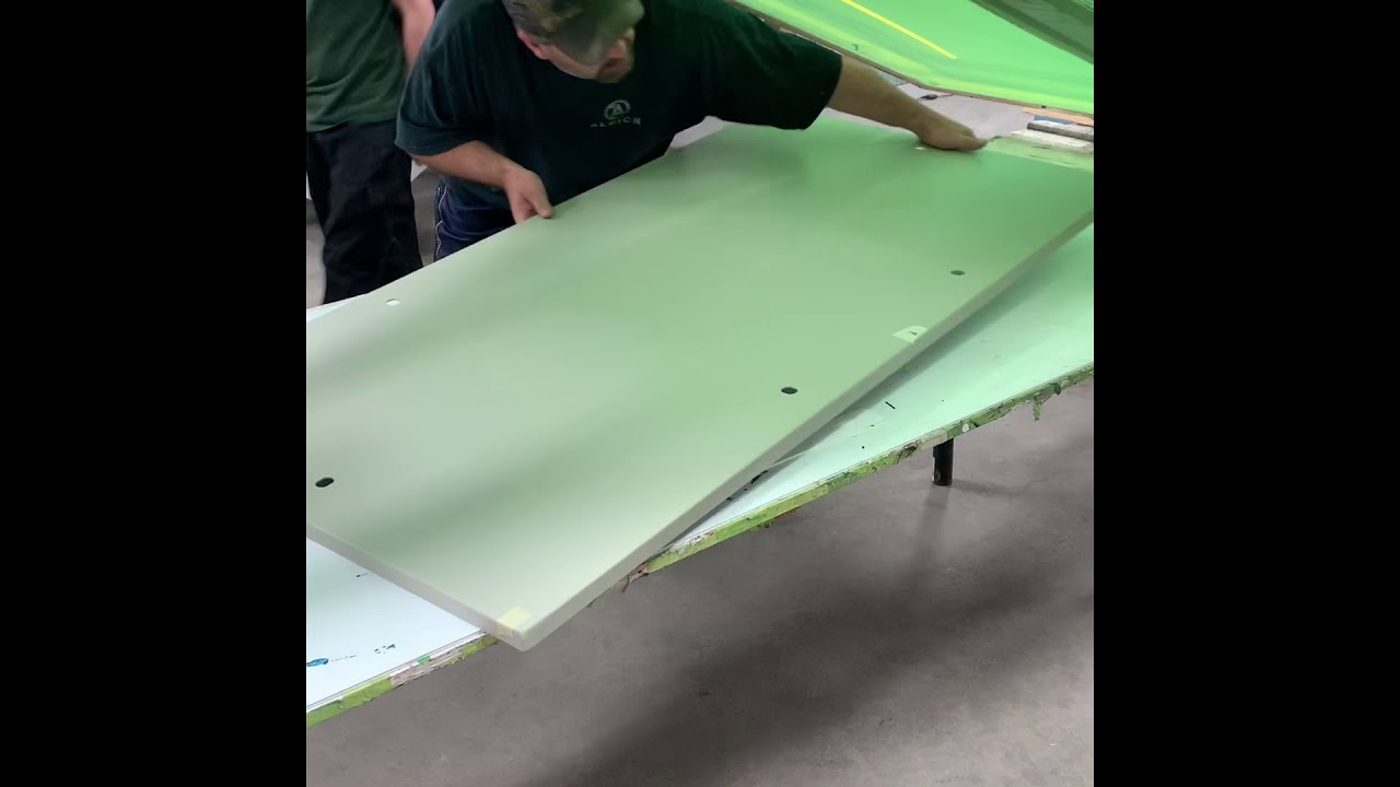 Screen printing on metal panels / Sérigraphie sur panneaux en métal ...