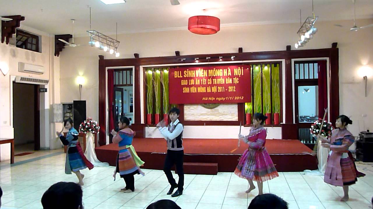 van nghe mung xuan cua sinh vien Hmong Lao Cai_Swm thoj - YouTube