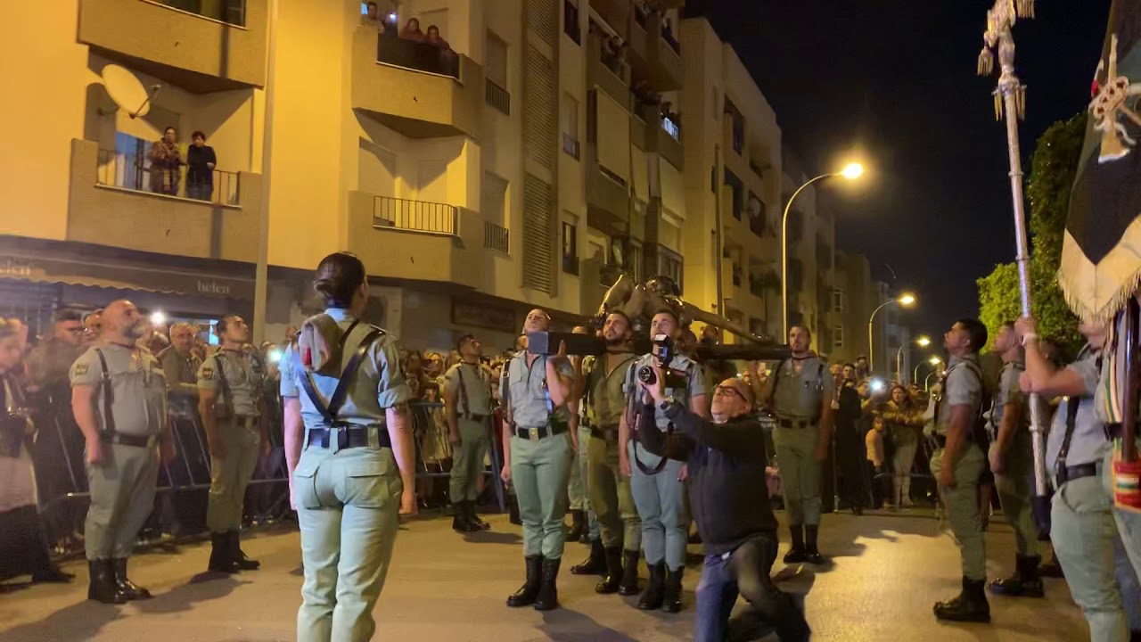 Dama legionaria canta al Cristo de la Buena Muerte de El Ejido - YouTube