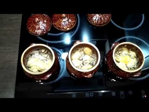Пельмени в горшочке с грибами и сыром