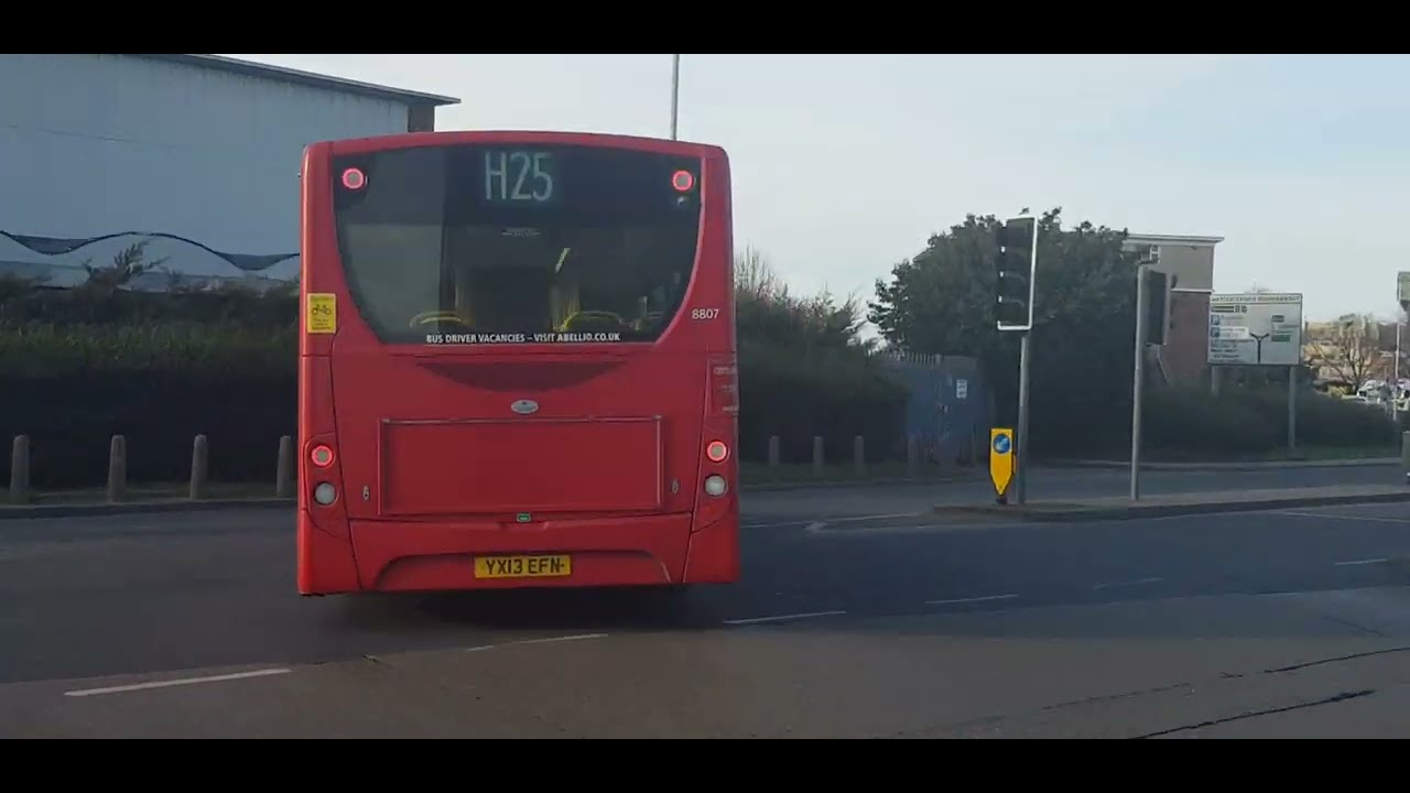 Here is the H25 bus in Heathrow Sunday 5 February 2023 - YouTube