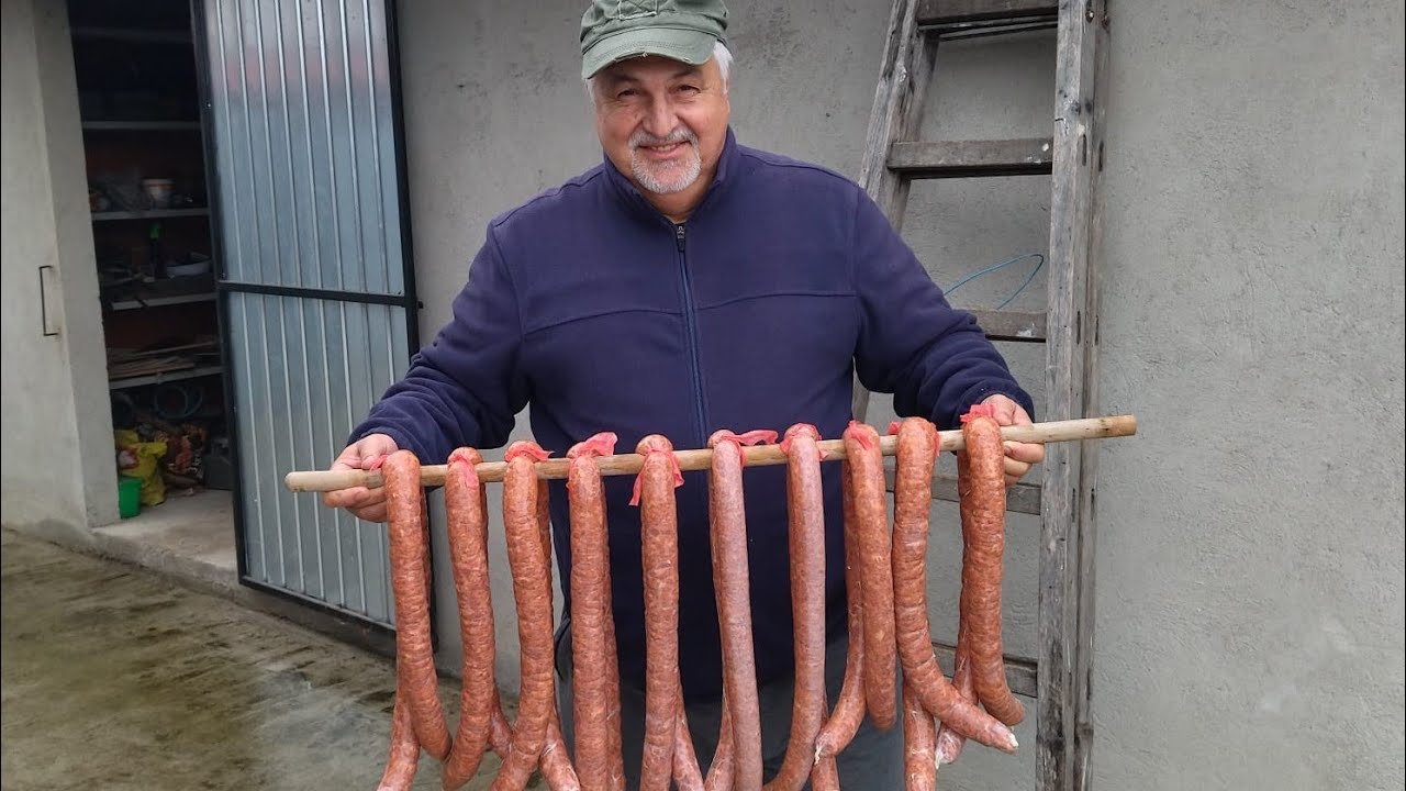 Cum se fac carnatii de porc in Arad l Carnati traditionali porc Ardeal ...