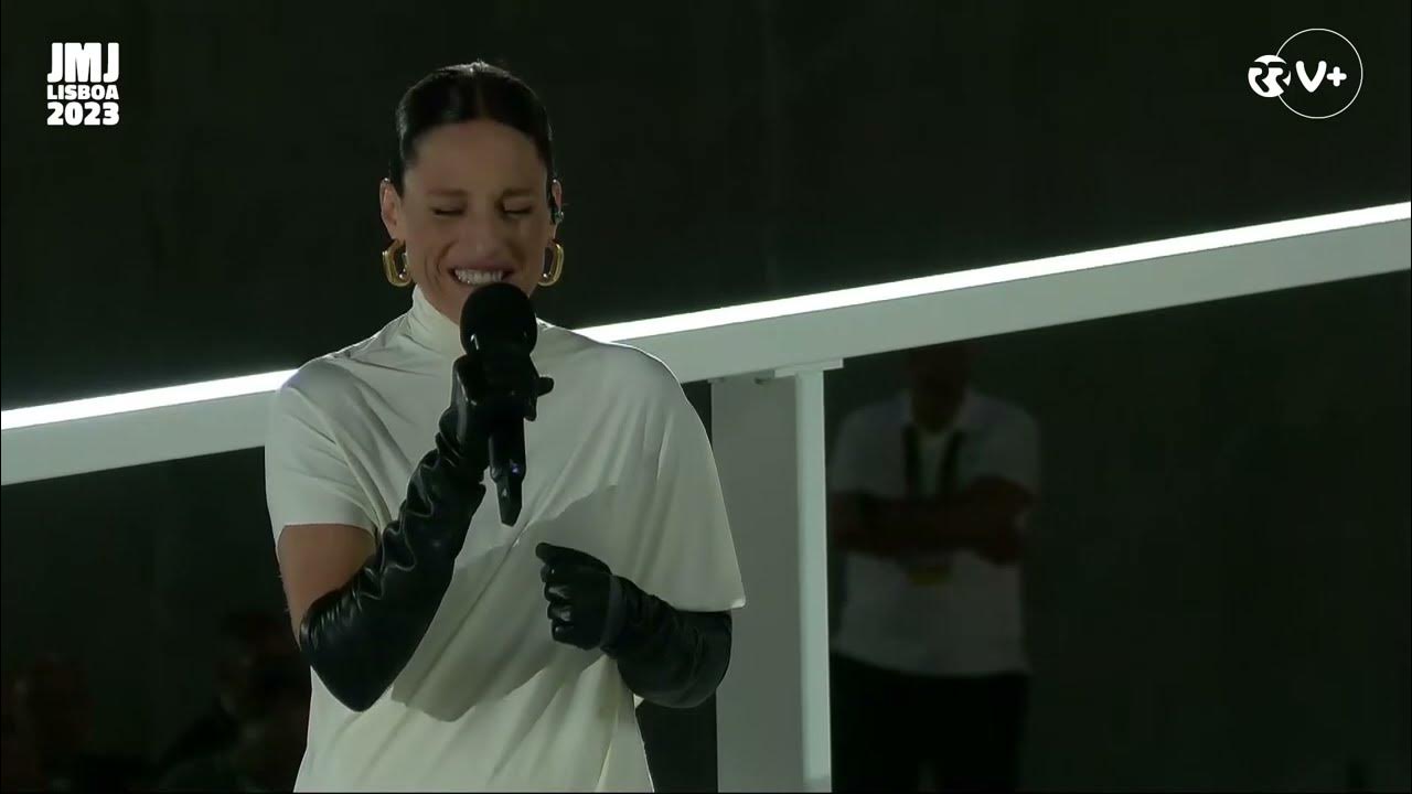 Carminho e uma multidão em silêncio: "uma estrela" no palco da JMJ - YouTube