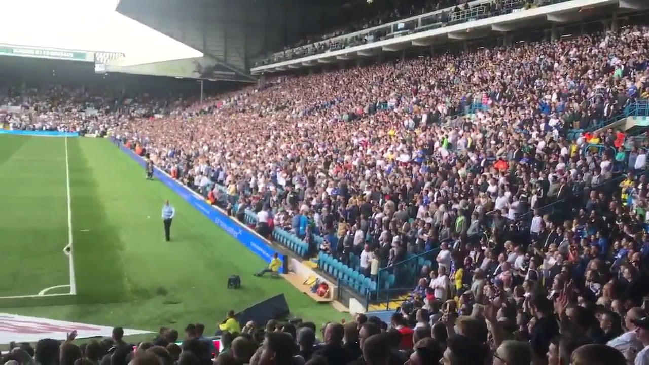 Leeds United fans singing: Marching On Together - YouTube