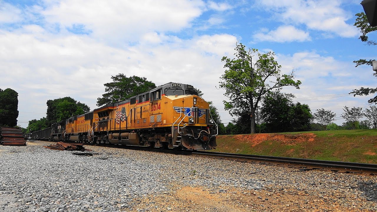 NS 175 runs south passing 218 in the siding in Stockbridge, Ga. - YouTube