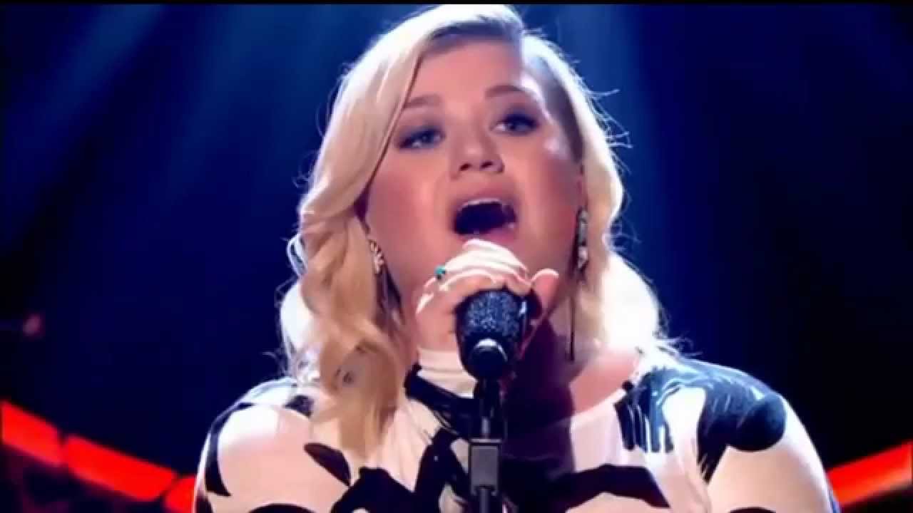 Amazing Kelly Clarkson Wows The Audience Singing Heartbeat Song - YouTube