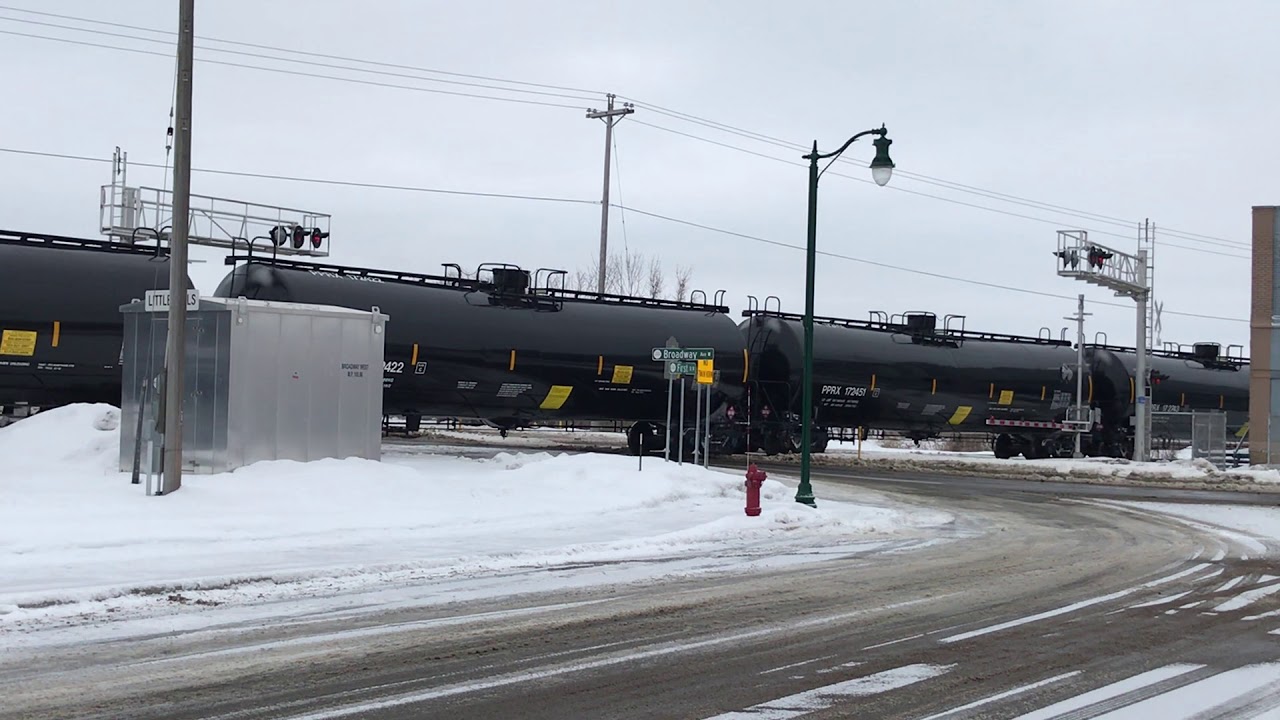 BNSF Oil with New Tank Cars - YouTube