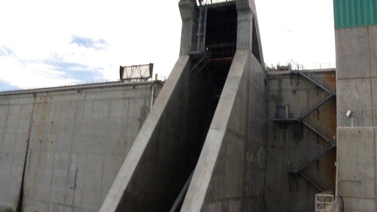 Wanapum Dam Fish Bypass in Action - YouTube