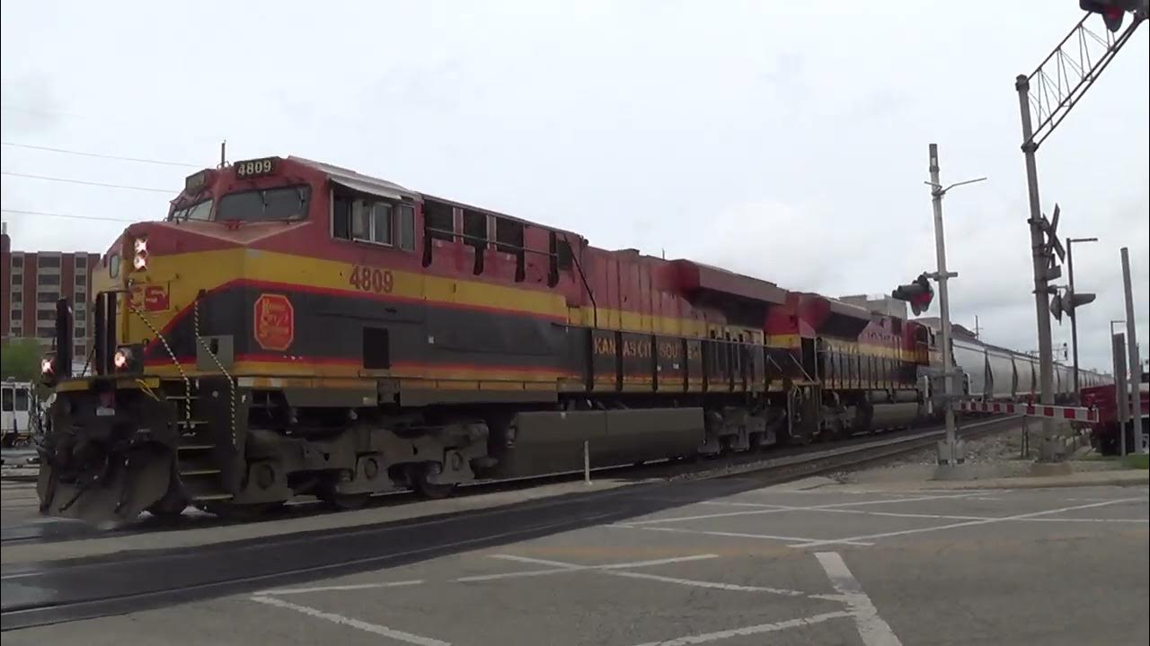KCS 4809 and 4150 on 640 at Franklin Park - YouTube