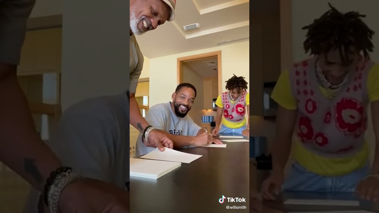Will Smith signing books - YouTube