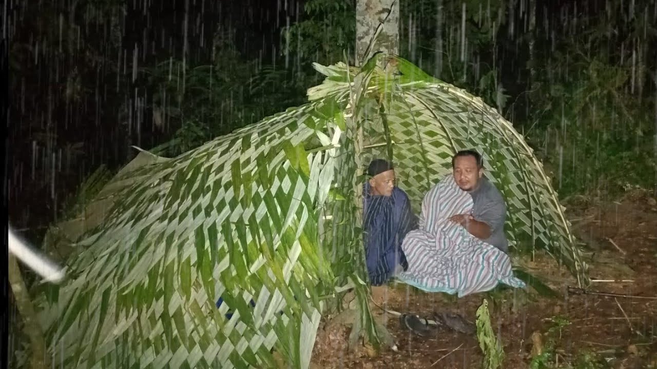 Camping hujan deras // tidur nyenyak di shelter siput dalam tanah - YouTube