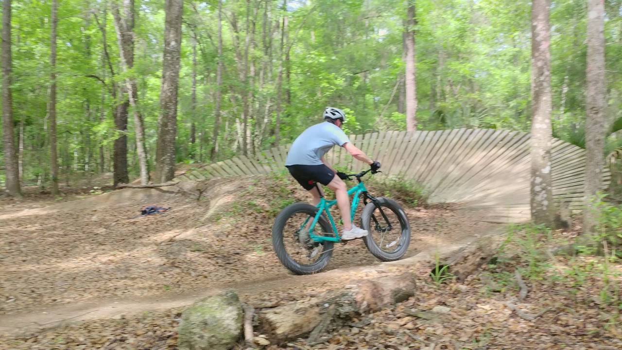 Santos Vortex banked turn - YouTube