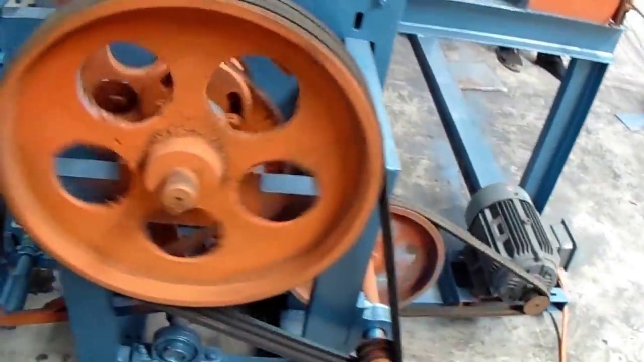 Crimped Wire Mesh Making Machine - YouTube