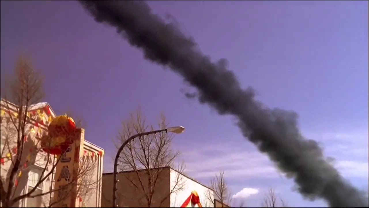Smallville 1x01- First Meteor Shower (Part 2) The Kent's finds Clark ...