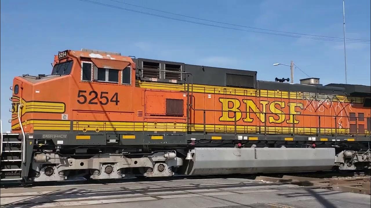 BNSF intermodal train Northbound passing Sunmaid Diamond Fresno ca - YouTube