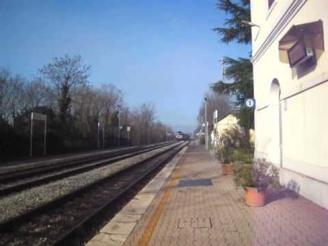 Stazione di Postioma: transito materiale rotto treno 11107 trainato con ...